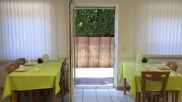 Pequeno-almoço tipo buffet diário (9.00 EUR por pessoa)