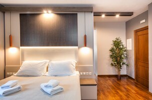 Grand Luxury Suite with Panoramic View | Roupa de alta qualidade, camas de colchão pillowtop, cofre no quarto 