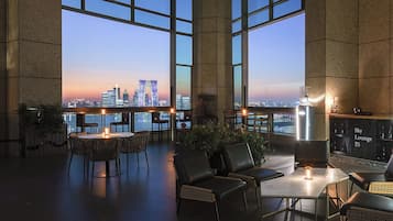 Este bar no lobby do hotel