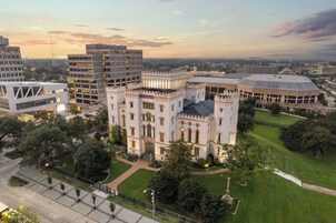 Um edifício grande e histórico com um pátio central, rodeado por edifícios modernos.