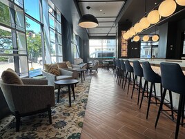 Uma área de bar moderna com assentos e balcão.