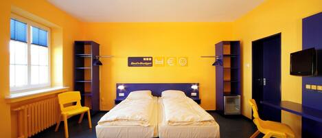 Roupa de alta qualidade, cofre no quarto, secretária