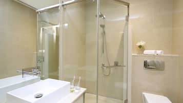 Quarto Duplo Premier, não fumadores | Casa de banho | Um polibã, artigos de higiene pessoal grátis, um secador de cabelo
