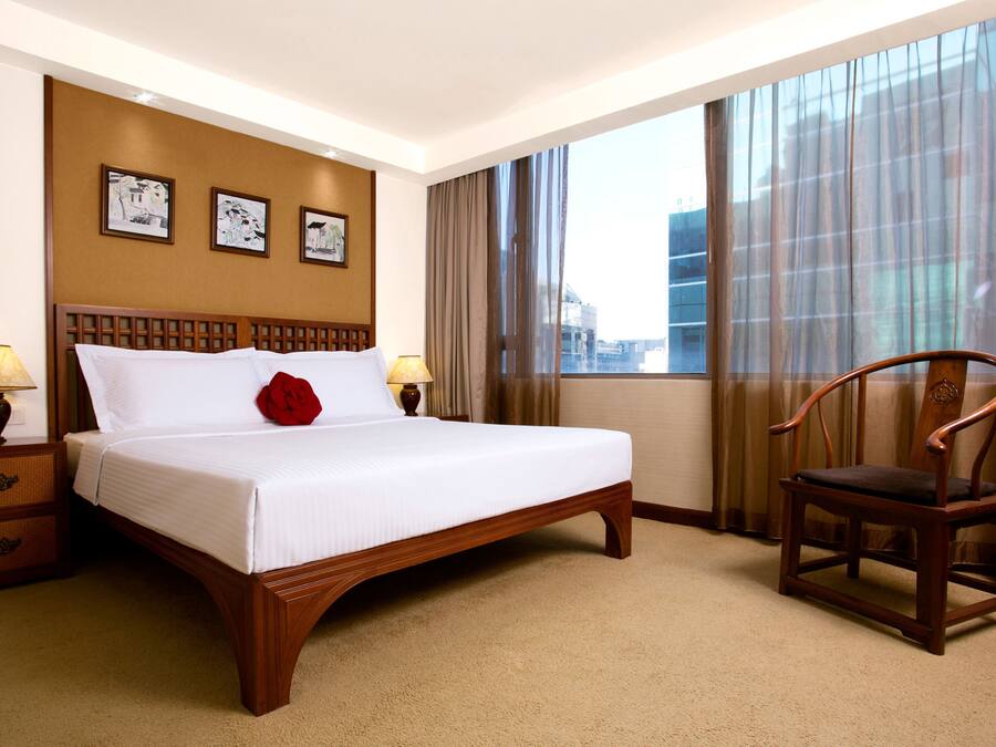 Quarto executivo (Free 4G Pocket Wi-Fi Device) | Roupas de cama premium, cofres nos quartos, escrivaninha