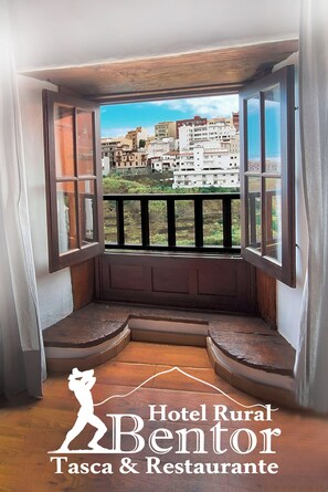 Suite Júnior | Secretária, cortinas/cortinados opacos, ferro/tábua de engomar 