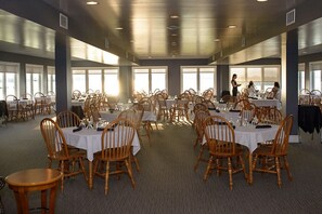 Pequeno-almoço preparado no momento diário mediante uma taxa 