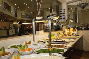 Café da manhã, almoço e jantar; culinária internacional