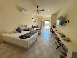 Quarto júnior, 2 camas de casal | Individualmente decorados, individualmente mobiliados, escrivaninha