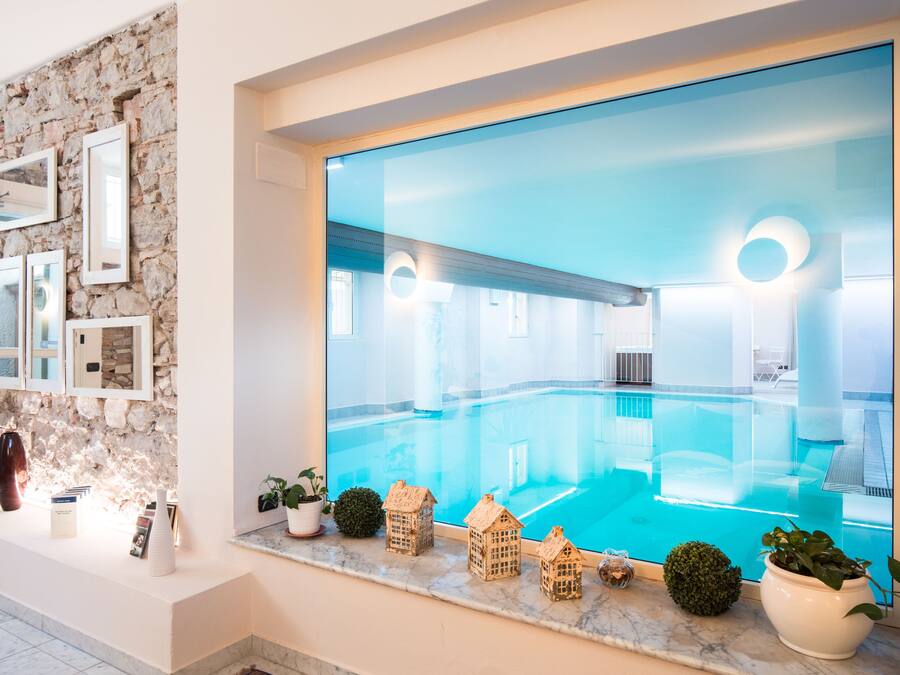 Piscina interior, espreguiçadeiras