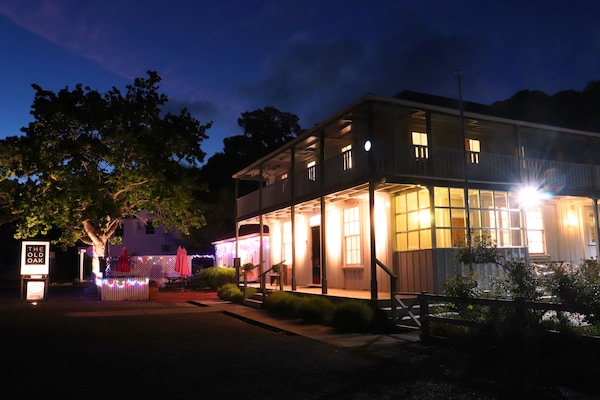 Fachada do alojamento (tarde/noite)