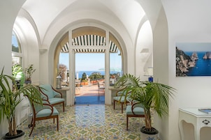 Área de estar no saguão