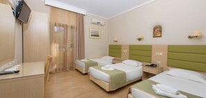 Quarto Triplo | Minibar, cofre no quarto, secretária, berços/camas para crianças grátis 