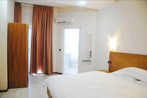 Cofres nos quartos, escrivaninha, cortinas blackout, Wi-Fi de cortesia