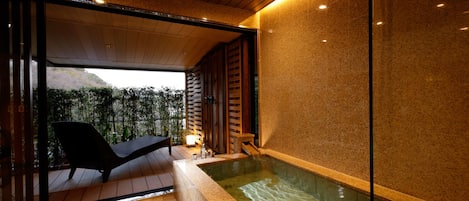 Suíte presidencial | Banheiro | Banheira e chuveiro separados, banheiras de fontes termais