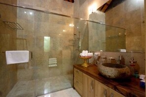 Quarto para Não-fumadores | Casa de banho | Um polibã, artigos de higiene pessoal grátis, um secador de cabelo 