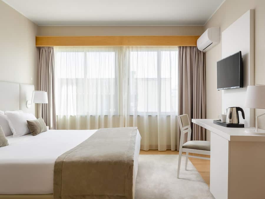 Minibar, cofre no quarto, secretária, quartos insonorizados