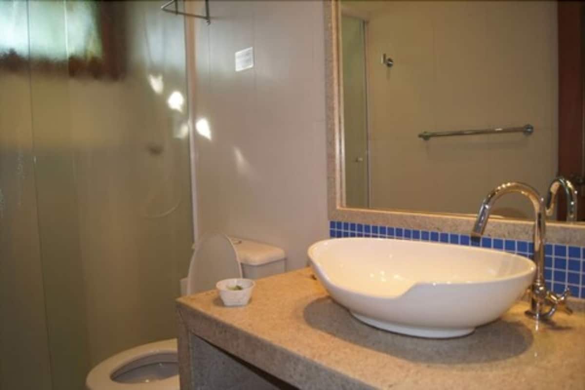 Casa de banho | Um polibã, um secador de cabelo, toalhas fornecidas