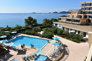 Piscina externa sazonal, funciona das 8h às 20h, guarda-sóis