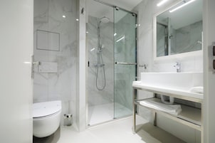 Quarto duplo superior | Banheiro | Chuveiro, secador de cabelo, chinelos, toalhas de banho