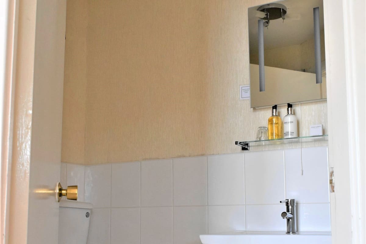 Quarto Duplo ou Twin Deluxe, casa de banho anexa, vista para o mar | Casa de banho | Um polibã, um secador de cabelo, roupões, toalhas fornecidas