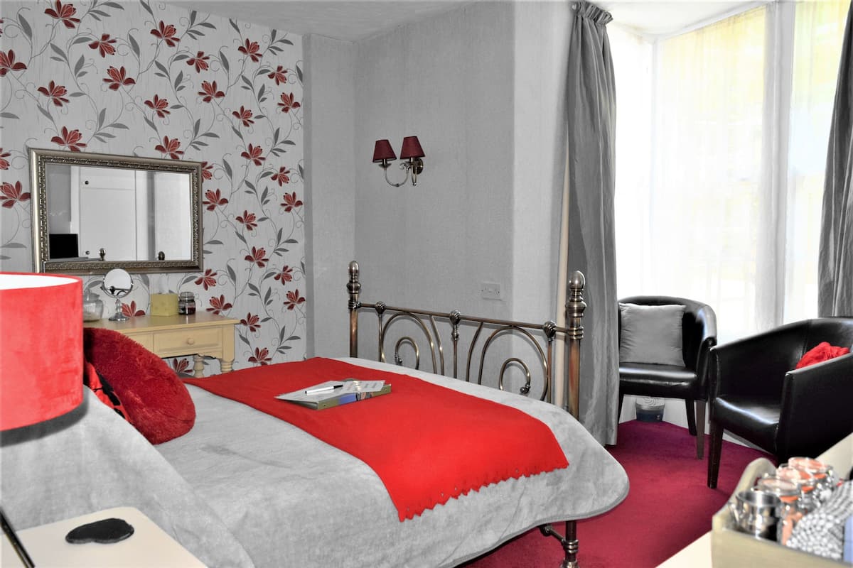 Quarto Clássico com Cama de Casal, casa de banho anexa | Com decoração personalizada, com mobília individualizada