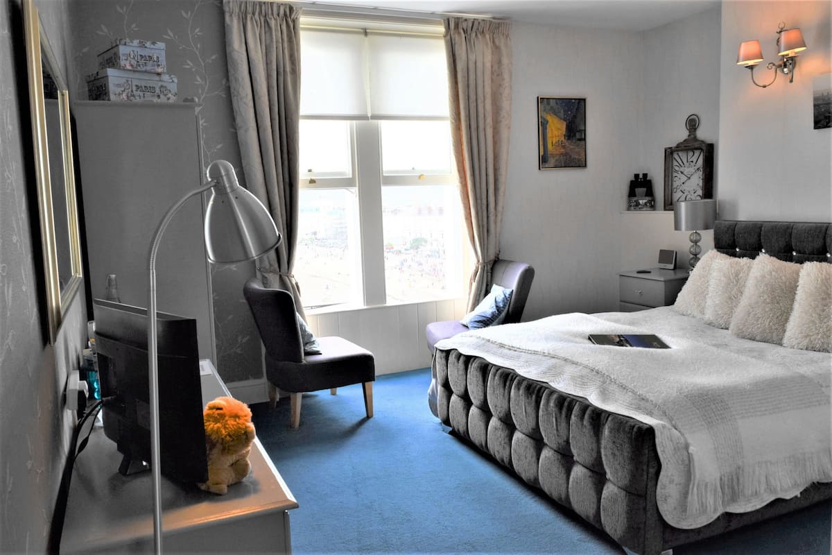 Quarto Clássico com Cama de Casal, casa de banho anexa, vista para o mar | Com decoração personalizada, com mobília individualizada