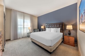 Escrivaninha, cortinas blackout, ferros/tábuas de passar roupa