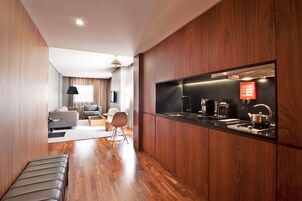 Um frigorífico, um micro-ondas, uma placa de cozinha 