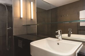 Artigos de higiene pessoal grátis, um secador de cabelo 