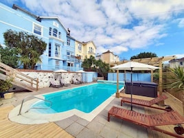 Piscina externa, funciona das 10h às 19h, guarda-sóis, espreguiçadeiras