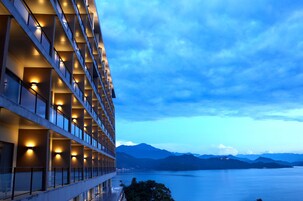 Fachada do alojamento (tarde/noite)