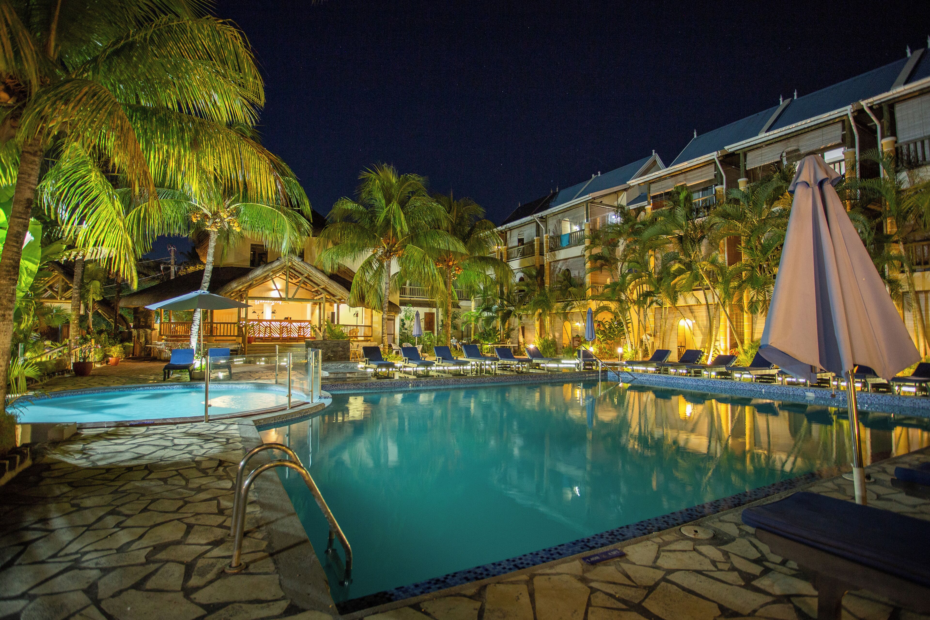 3 piscinas externas, guarda-sóis, espreguiçadeiras