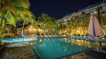 3 piscinas externas, guarda-sóis, espreguiçadeiras