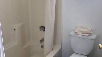 Chuveiro/banheira combinados, toalhas de banho