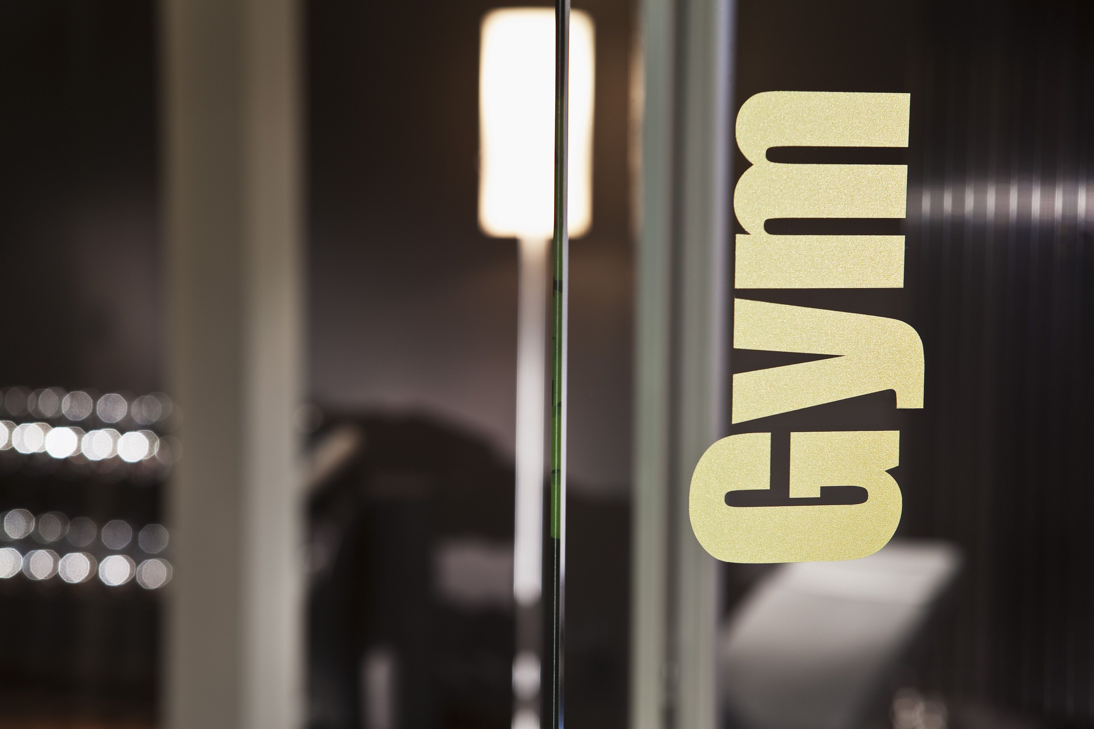 Placa de academia com a palavra 'Gym' em letras grandes.