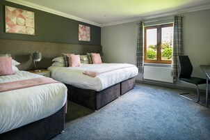 Quarto triplo superior | Escrivaninha, ferros/tábuas de passar roupa, berços (sobretaxa)