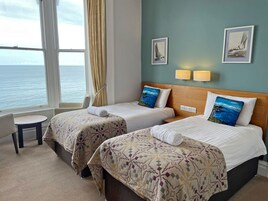 Quarto duplo, de frente para o mar | Escrivaninha, ferros/tábuas de passar roupa, Wi-Fi de cortesia