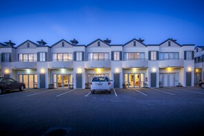 Fachada da propriedade à noite