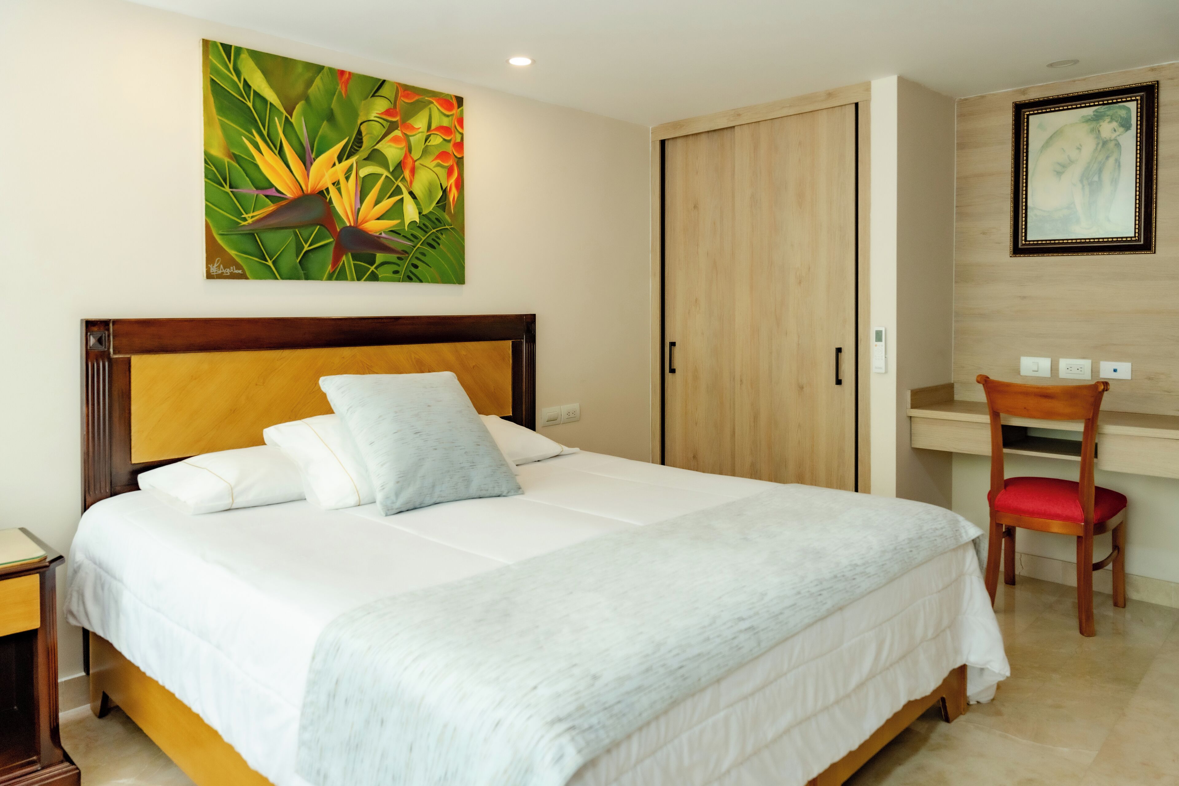 Quarto Deluxe, banheira de hidromassagem | Cofre no quarto, secretária, Wi-fi grátis, roupa de cama fornecida 