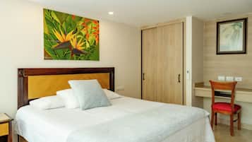 Quarto Deluxe, banheira de hidromassagem | Cofre no quarto, secretária, Wi-fi grátis, roupa de cama fornecida