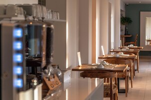 Café da manhã com buffet grátis todos os dias