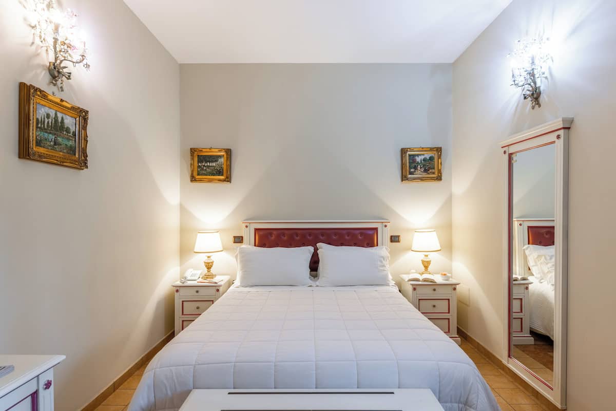 Roupa de alta qualidade, minibar, cofre no quarto, secretária