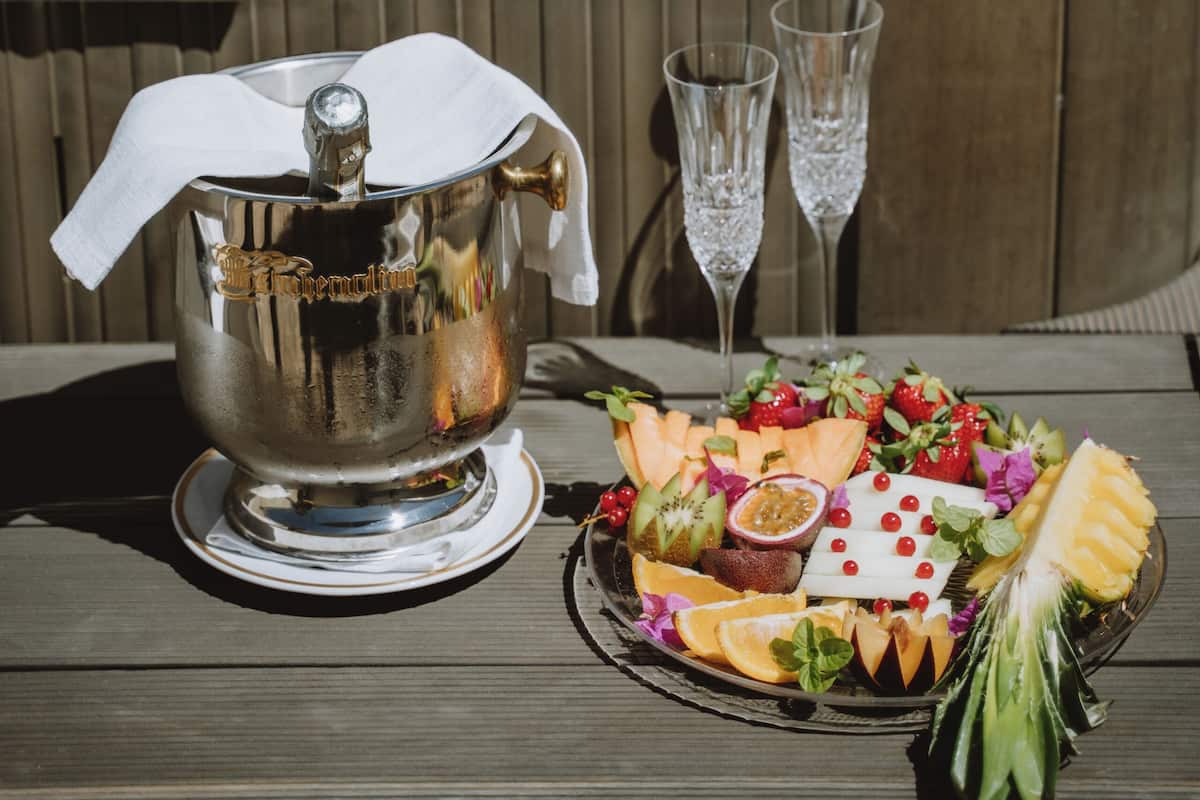 Deluxe with Terrace and External Jacuzzi | Roupa de alta qualidade, minibar, cofre no quarto, secretária