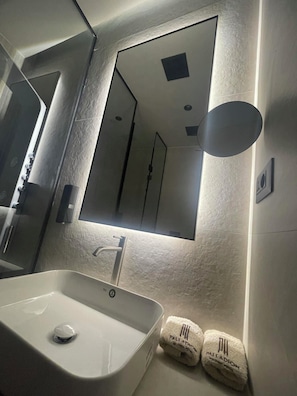 Quarto standard (for 2) | Banheiro | Secador de cabelo, roupões de banho, chinelos, toalhas de banho