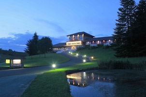 Fachada do alojamento (tarde/noite)