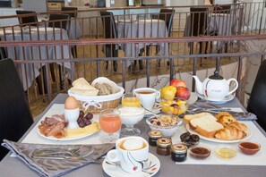 Café da manhã com buffet nos fins de semana (EUR 16 por pessoa) 