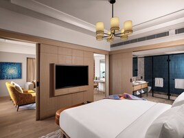 PRESIDENTIAL SUITE WITH 1 KING BED - LOUNGE ACCESS WITH COCKTAIL HOURS & ONE WAY AIRPORT TRANS | Roupas de cama premium, frigobar, cofres nos quartos
