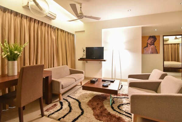 Estúdio luxo, vista para a cidade (Suites-2BHK) | Área de estar | TV