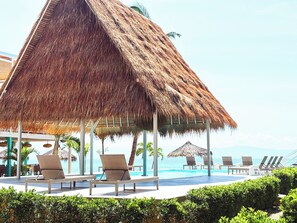 Piscina exterior, espreguiçadeiras 