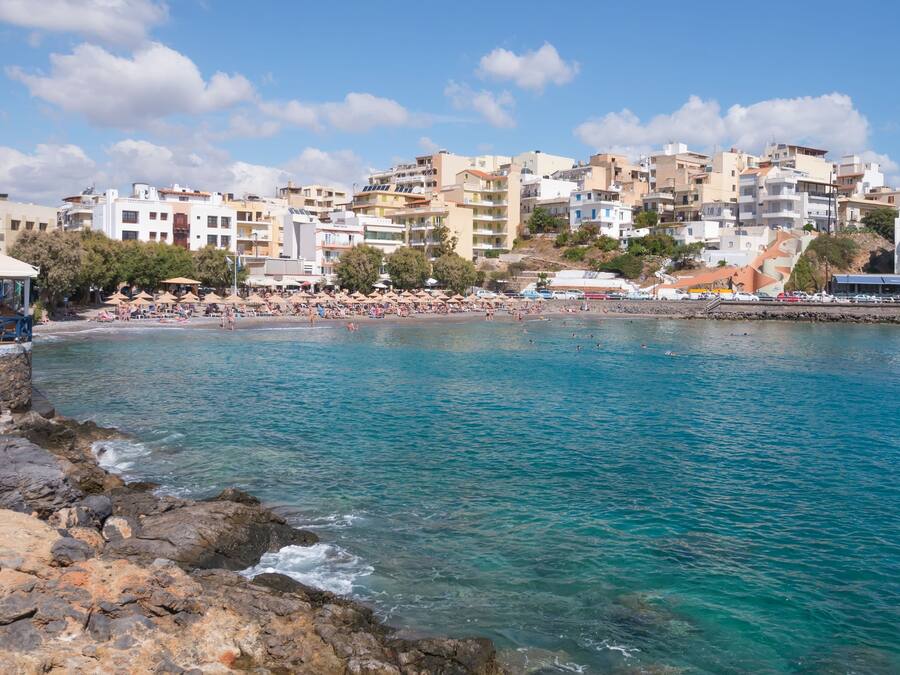 Perto da praia, espreguiçadeiras, guarda-sóis